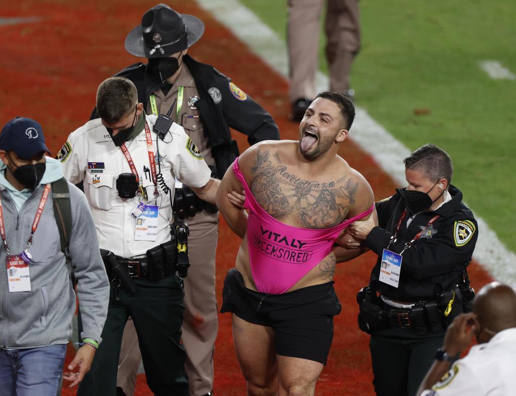 Super Bowl LV: Who was the Super Bowl streaker and why did he run onto ...