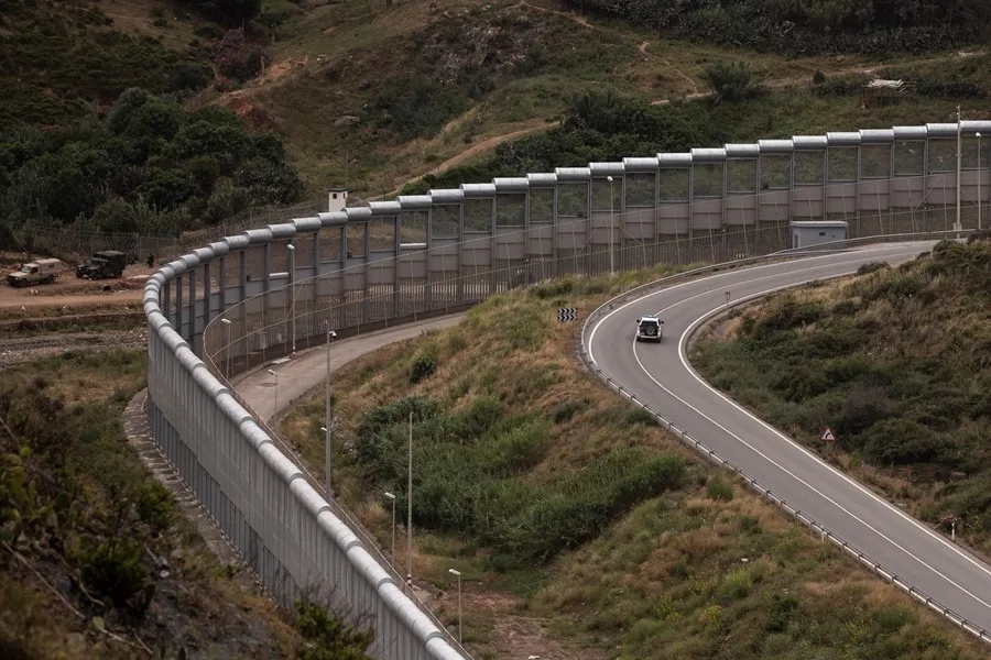 El acercamiento de cientos de migrantes obliga a cerrar de manera ...