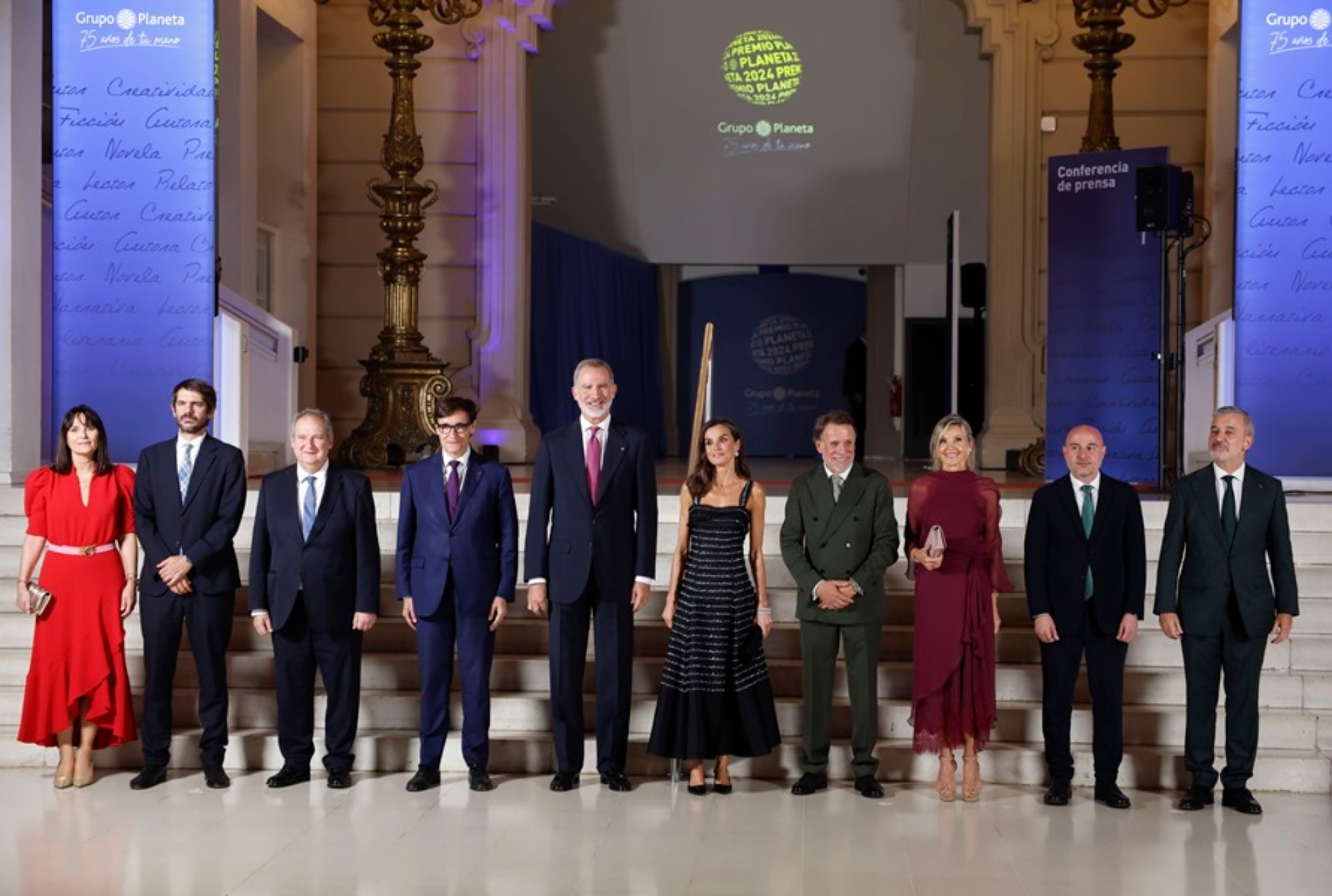 El 'cariñoso' manotazo del rey Felipe VI a doña Letizia cuando se ...