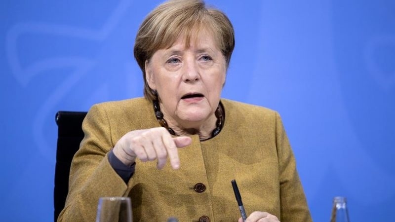 El día que Vladimir Putin intentó amedrentar a Angela Merkel con su ...